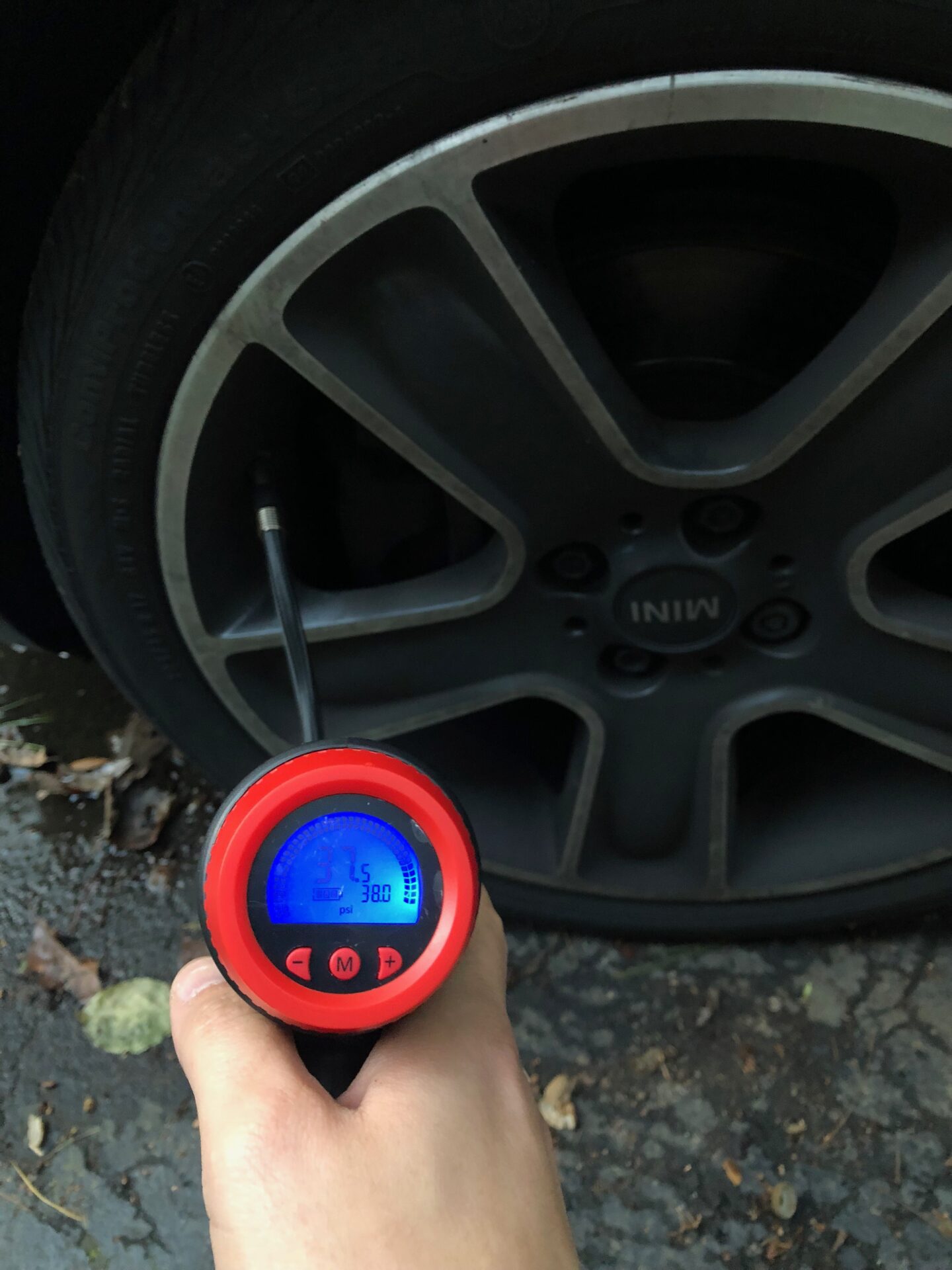 Hands On Review: Audew Cordless Hand Held Air Compressor - Gadizmo.com